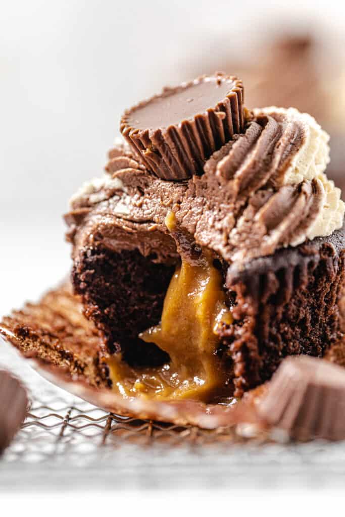 Chocolate and Peanut Butter Lava Cupcakes | Queenslee Appétit