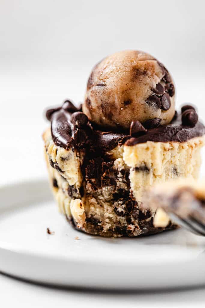 Mini Chocolate Chip Cookie Dough Cheesecakes | Queenslee Appétit